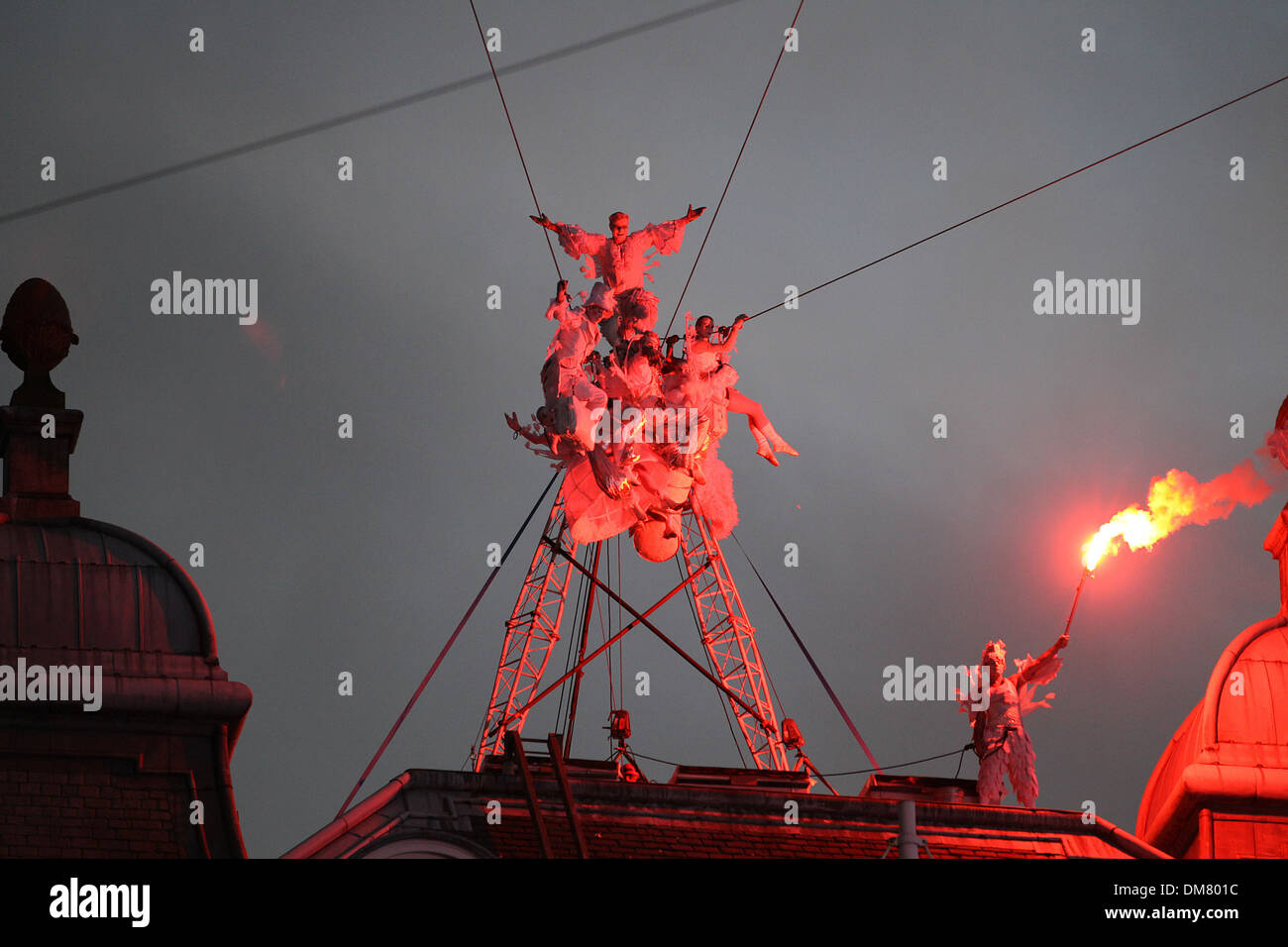 Les Studios De Cirque performing finale in Piccadilly Circus for their ...