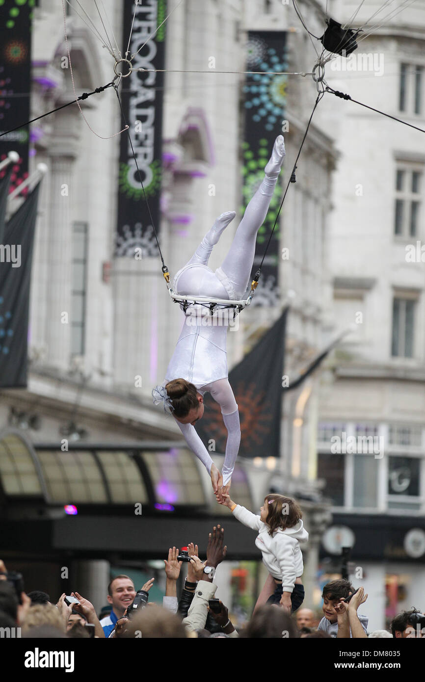 Les Studios De Cirque performing finale in Piccadilly Circus for their ...