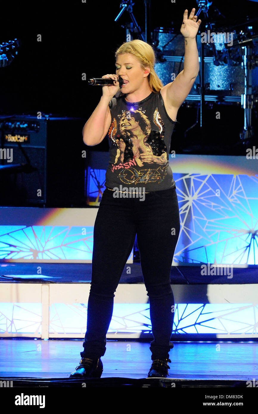 Kelly Clarkson performs at Molson Canadian Amphitheatre. Toronto ...