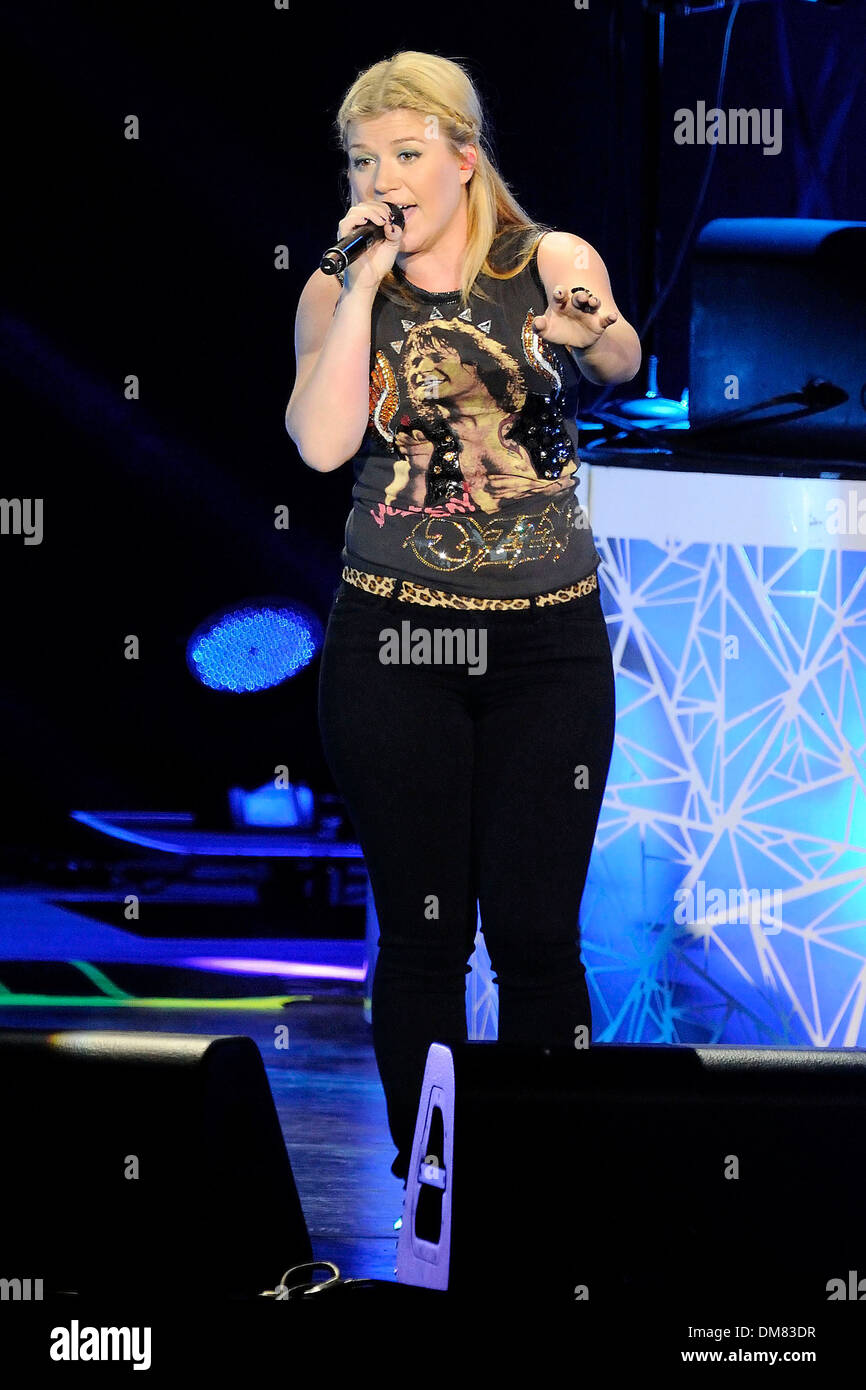 Kelly Clarkson performs at Molson Canadian Amphitheatre. Toronto ...