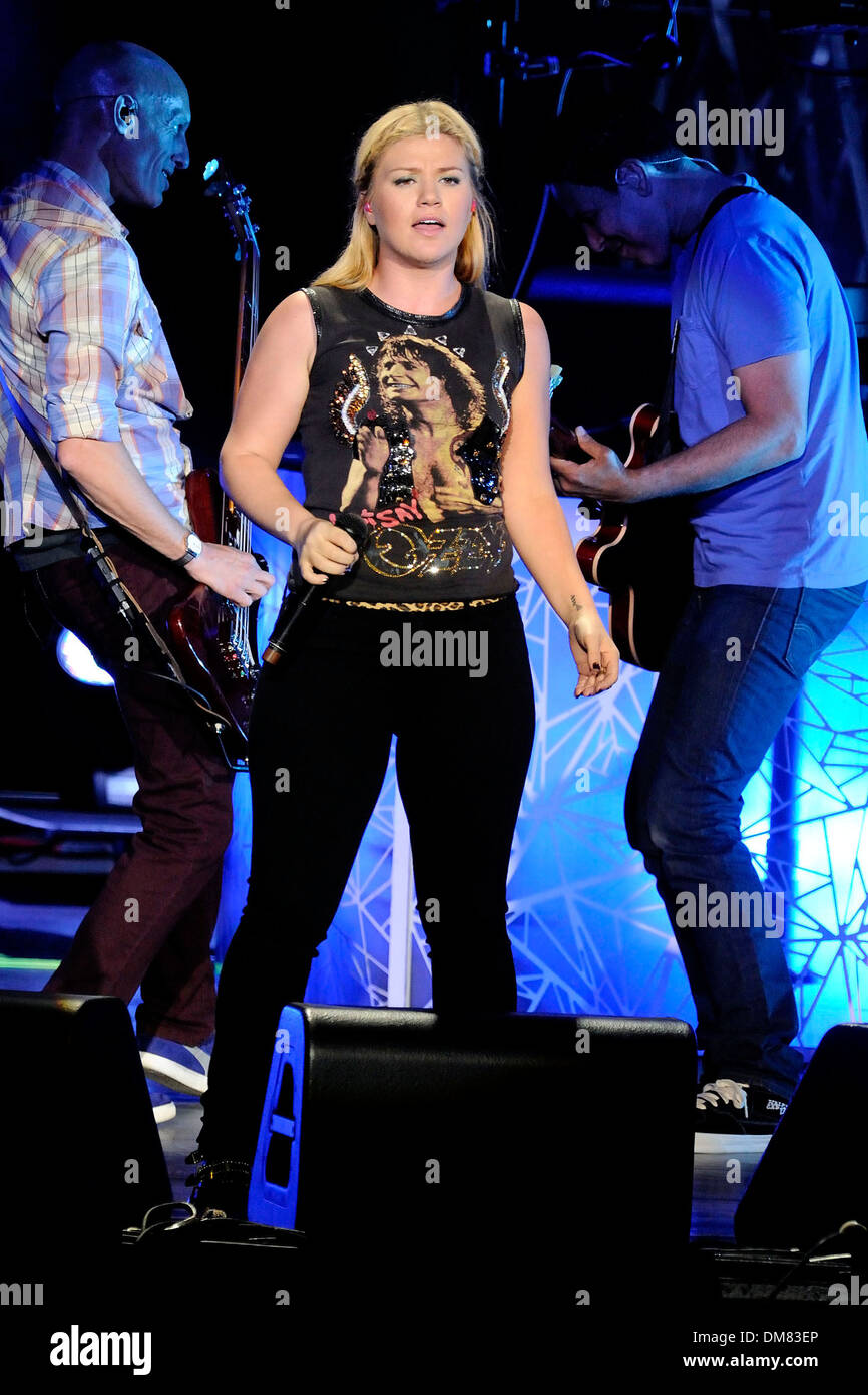 Kelly Clarkson performs at Molson Canadian Amphitheatre. Toronto ...