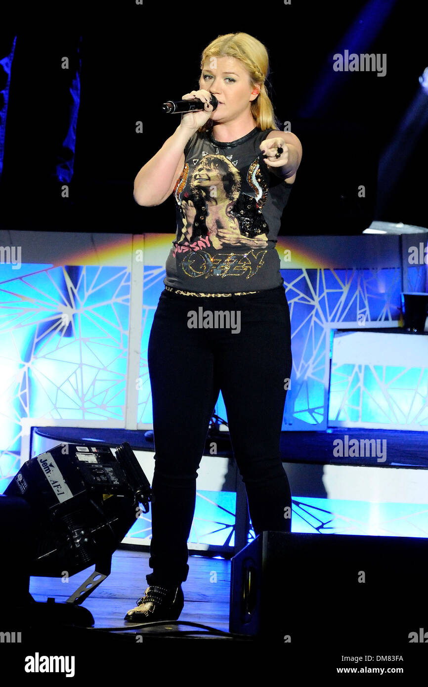 Kelly Clarkson performs at Molson Canadian Amphitheatre. Toronto ...
