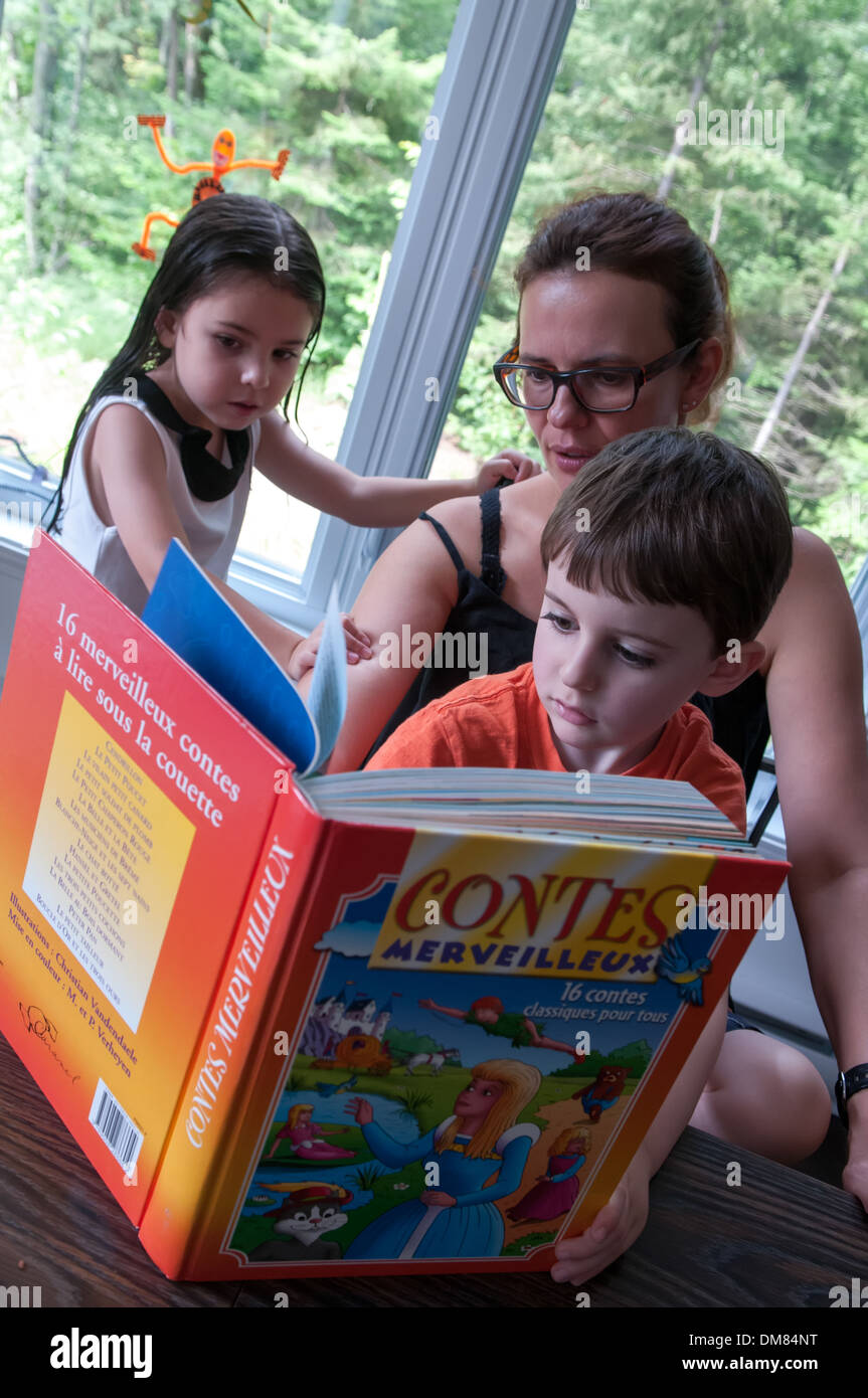Children reading together hi-res stock photography and images - Alamy