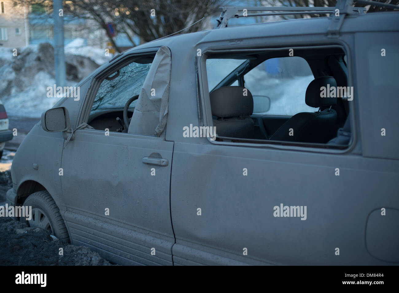 Damaged mini van hi-res stock photography and images - Alamy
