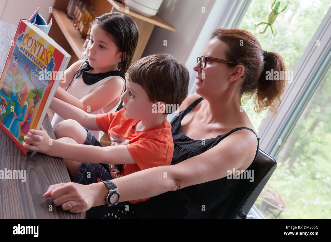 Children reading together hi-res stock photography and images - Alamy