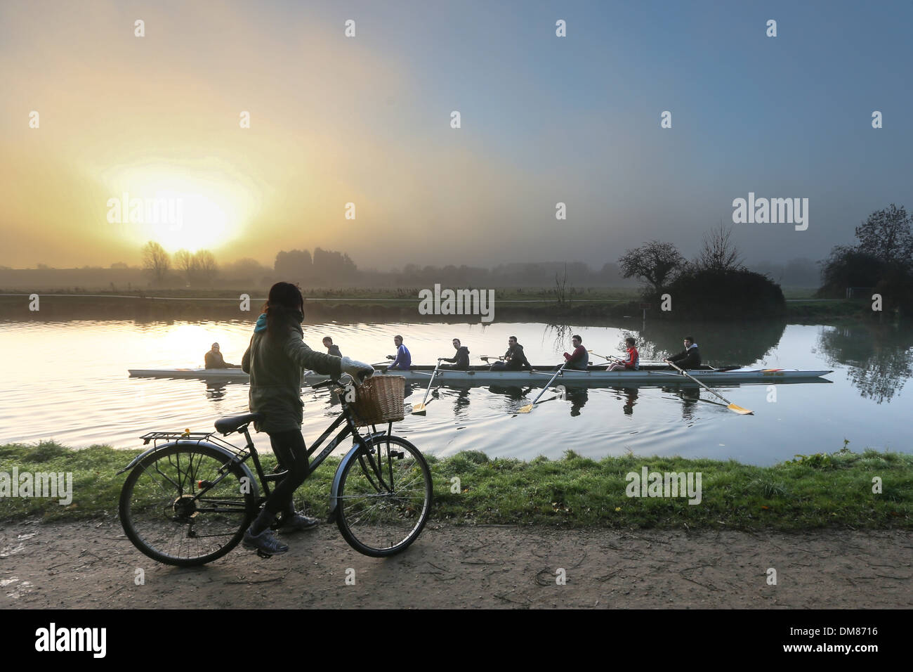 CAMBRIDGE AND OXFORD UNIVERSITY ROWING CREWS ON THE RIVER CAM IN ...