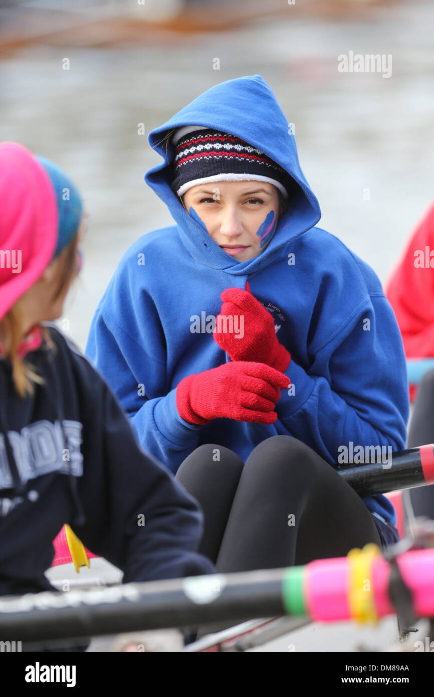 CAMBRIDGE AND OXFORD UNIVERSITY ROWING CREWS ON THE RIVER CAM IN ...