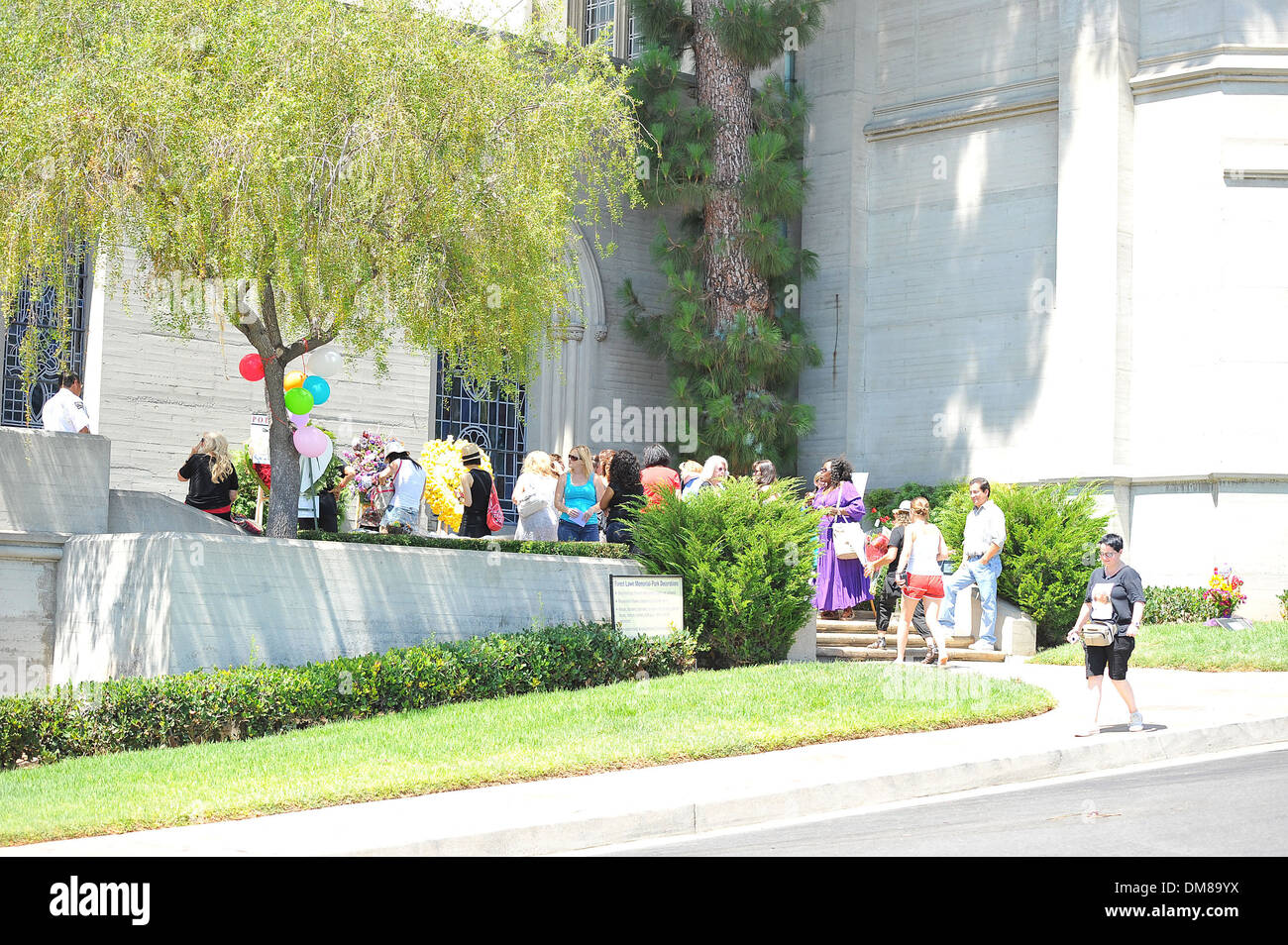 Fans visit Michael Jackson's tomb at Forest Lawn Cemetery on what would ...