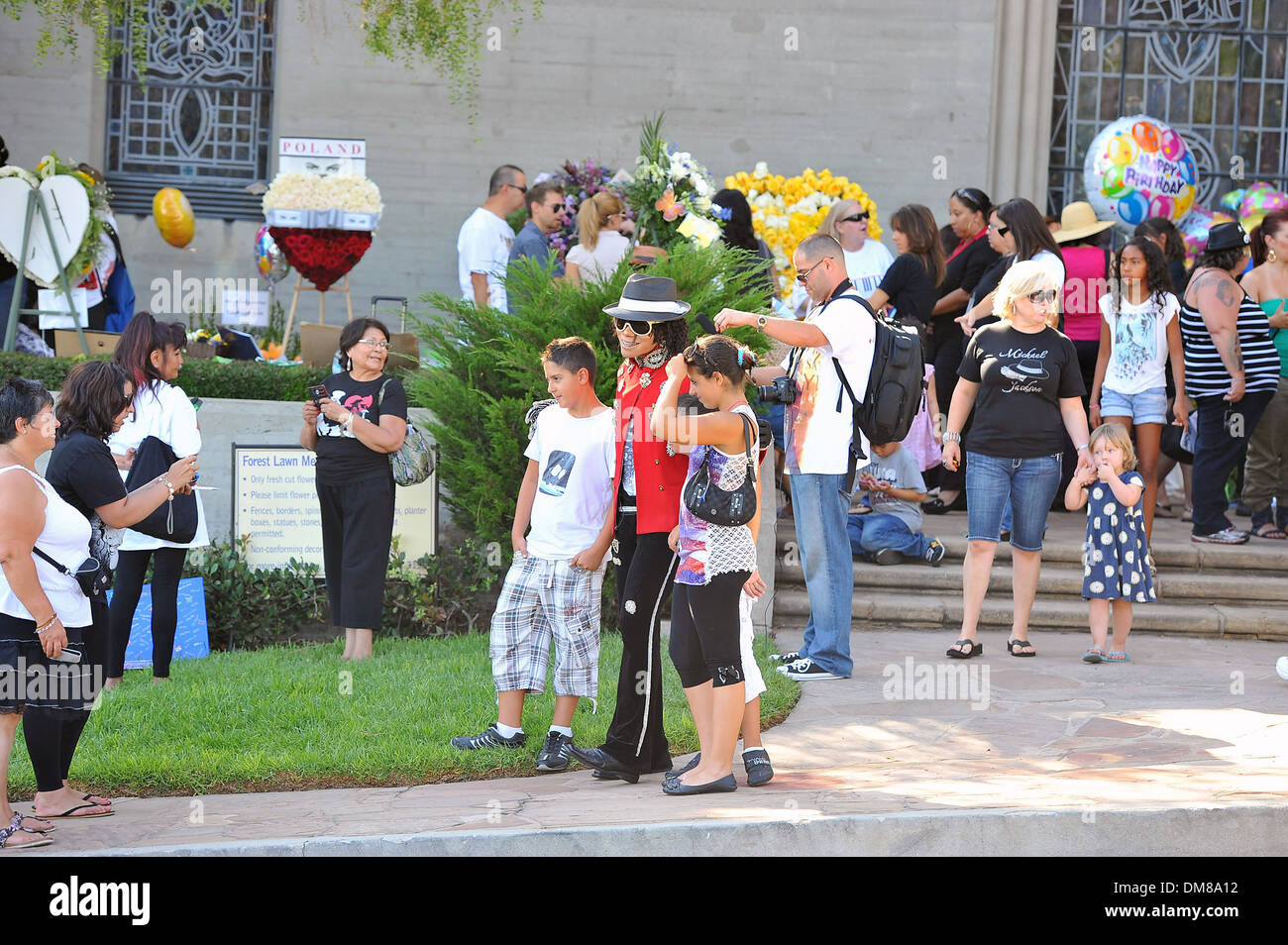 Fans visit Michael Jackson's tomb at Forest Lawn Cemetery on what would ...
