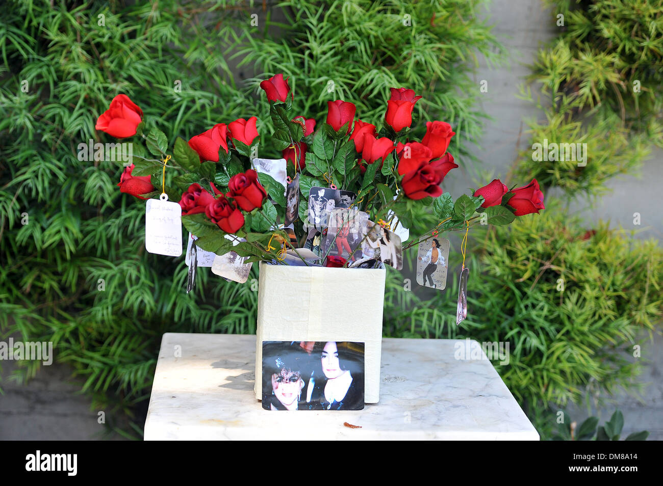 Fans visit michael jacksons tomb hi-res stock photography and images ...