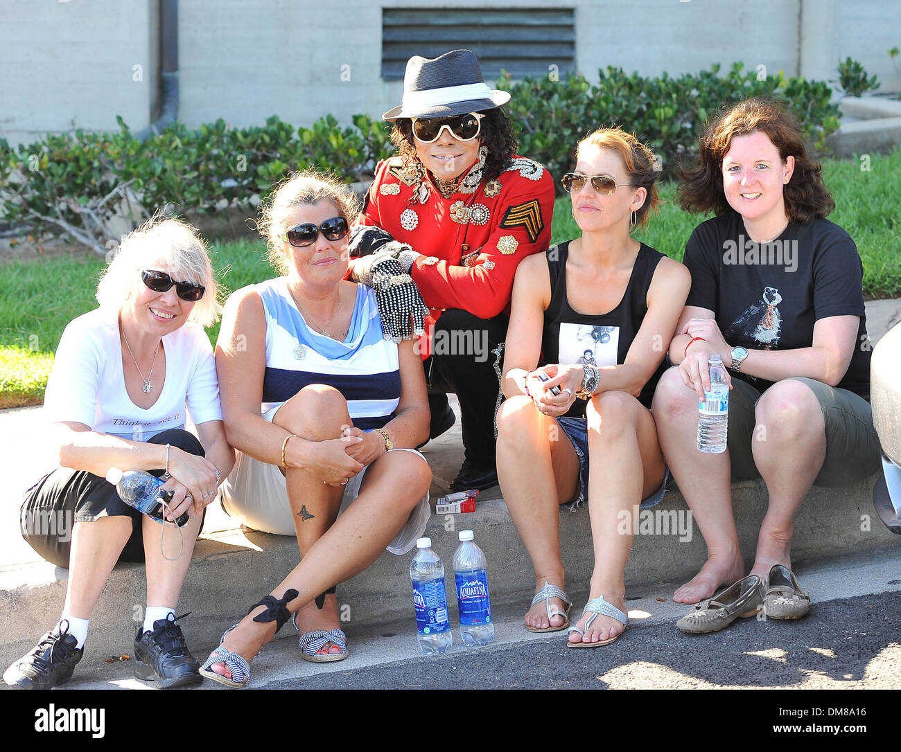 Fans visit Michael Jackson's tomb at Forest Lawn Cemetery on what would ...
