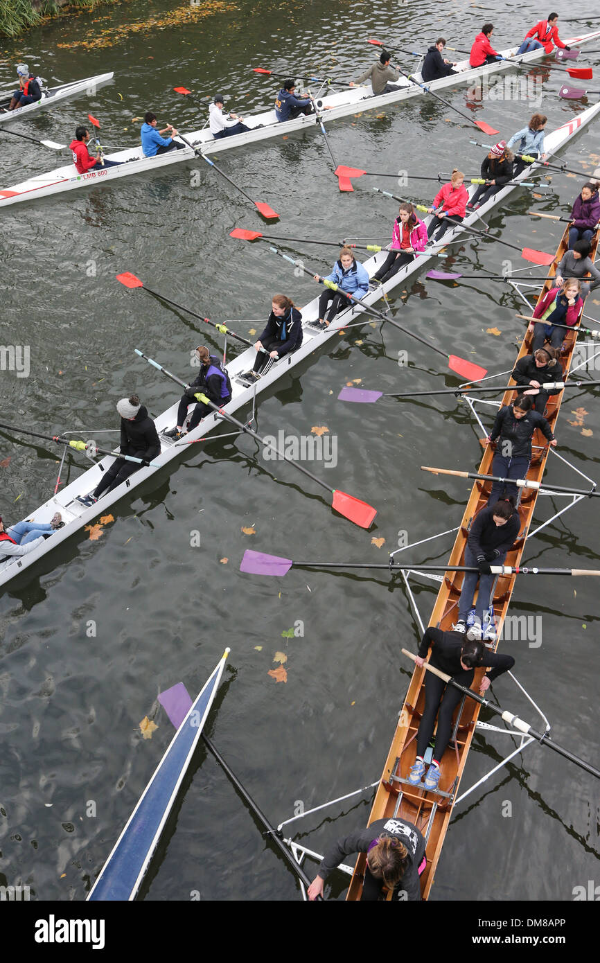 CAMBRIDGE AND OXFORD UNIVERSITY ROWING CREWS ON THE RIVER CAM IN ...