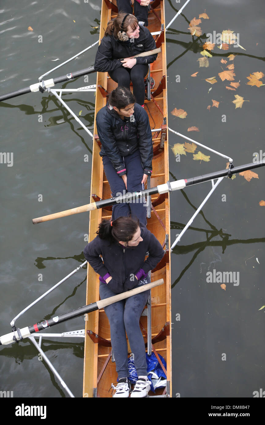 CAMBRIDGE AND OXFORD UNIVERSITY ROWING CREWS ON THE RIVER CAM IN ...