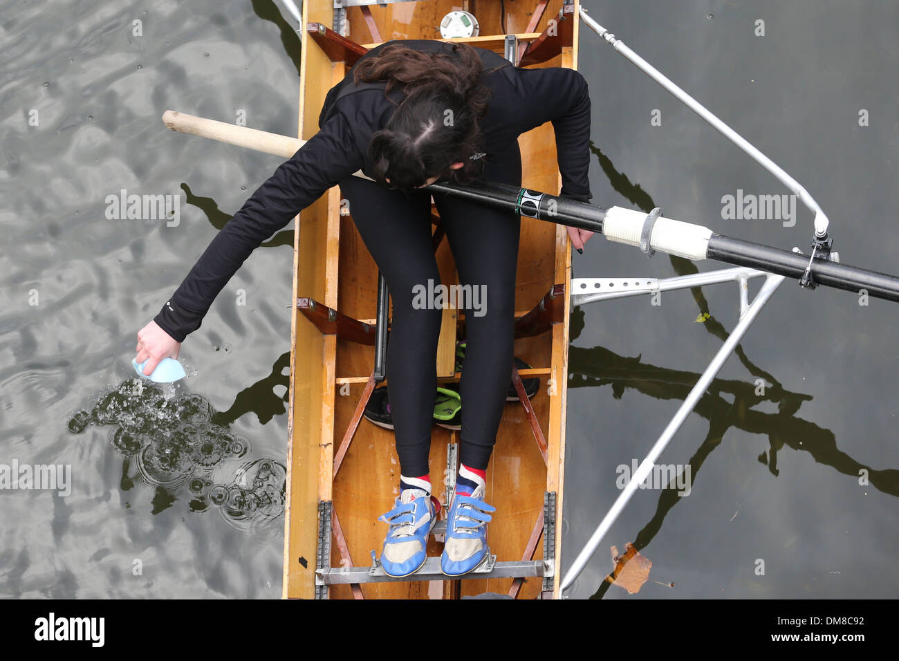 CAMBRIDGE AND OXFORD UNIVERSITY ROWING CREWS ON THE RIVER CAM IN ...