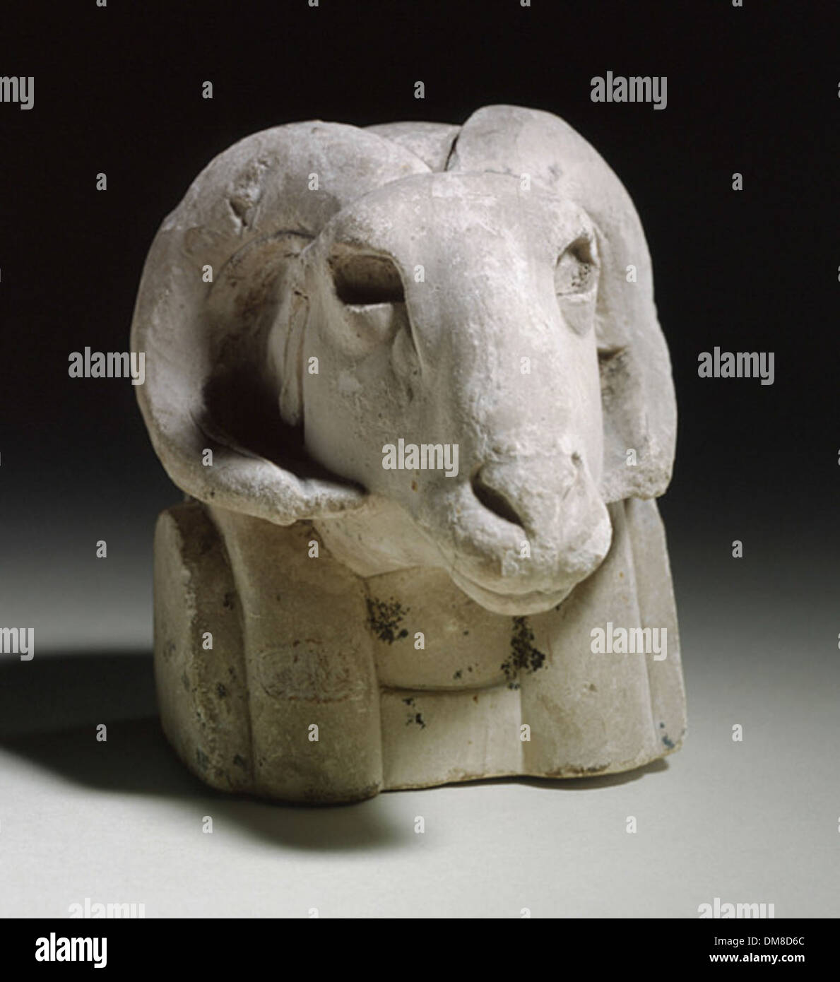 Rams head sculpture hi-res stock photography and images - Alamy