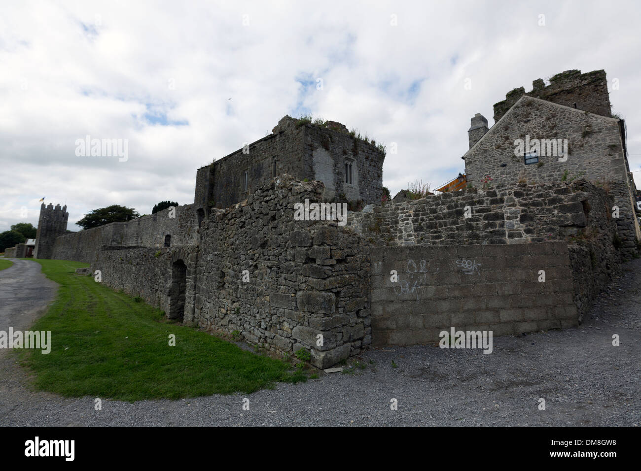 Fortified Fethard village, surrounded by walls Stock Photo - Alamy