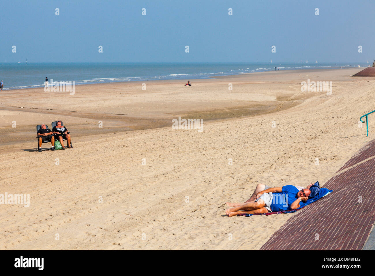 Dunkirk beach hi-res stock photography and images - Alamy