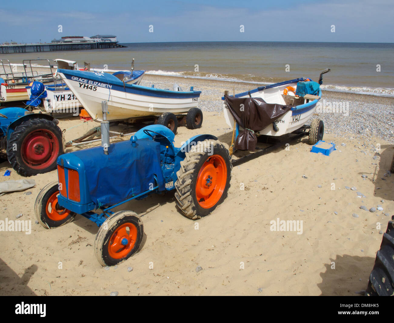 Cromer beach tractors hi-res stock photography and images - Alamy