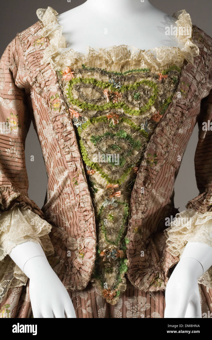 This 18th-century Sack-Back Closed Robe is a fine example of Georgian ...