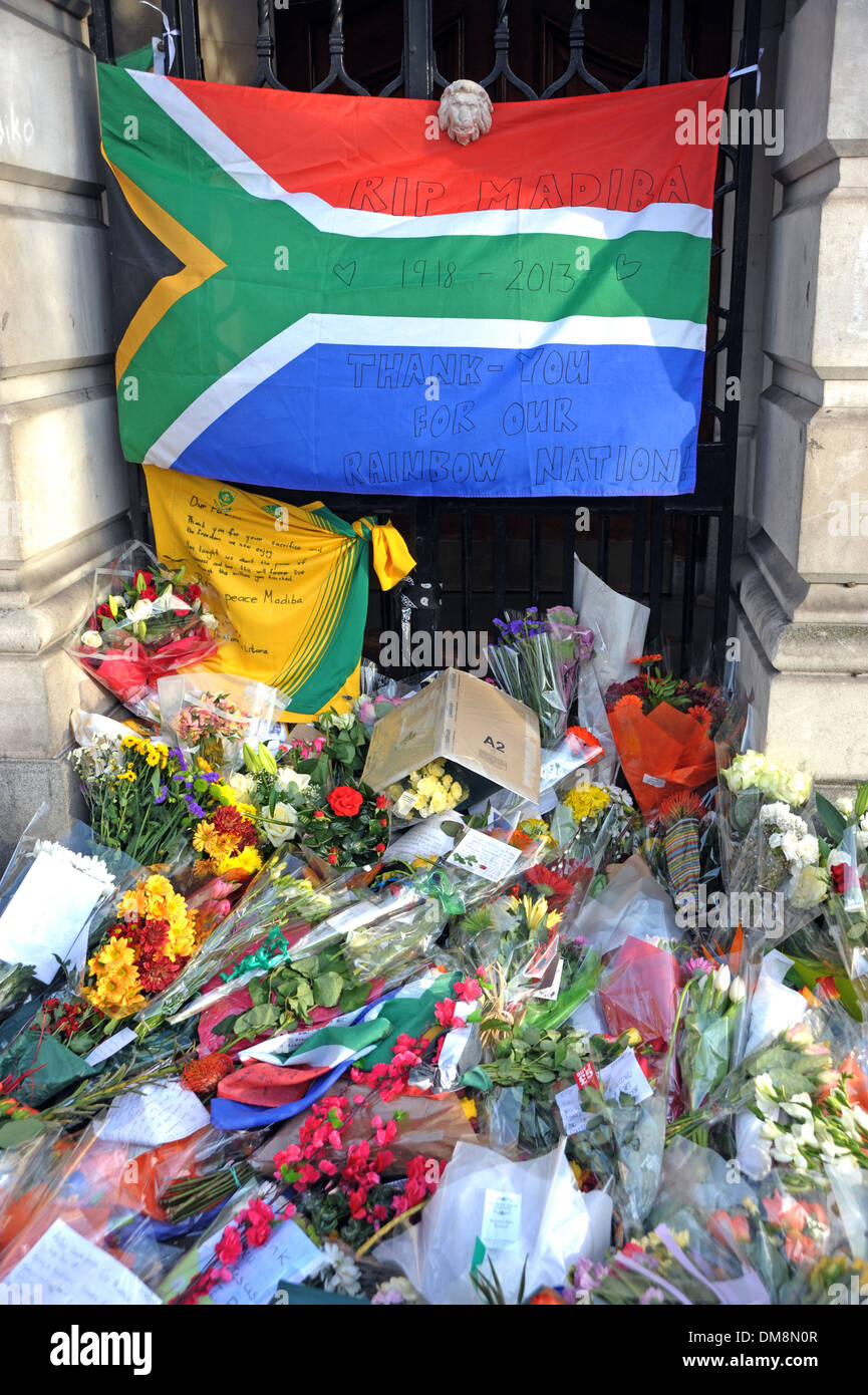 Tributes to Nelson Mandela in London in his memory 10/12/2013 Stock ...