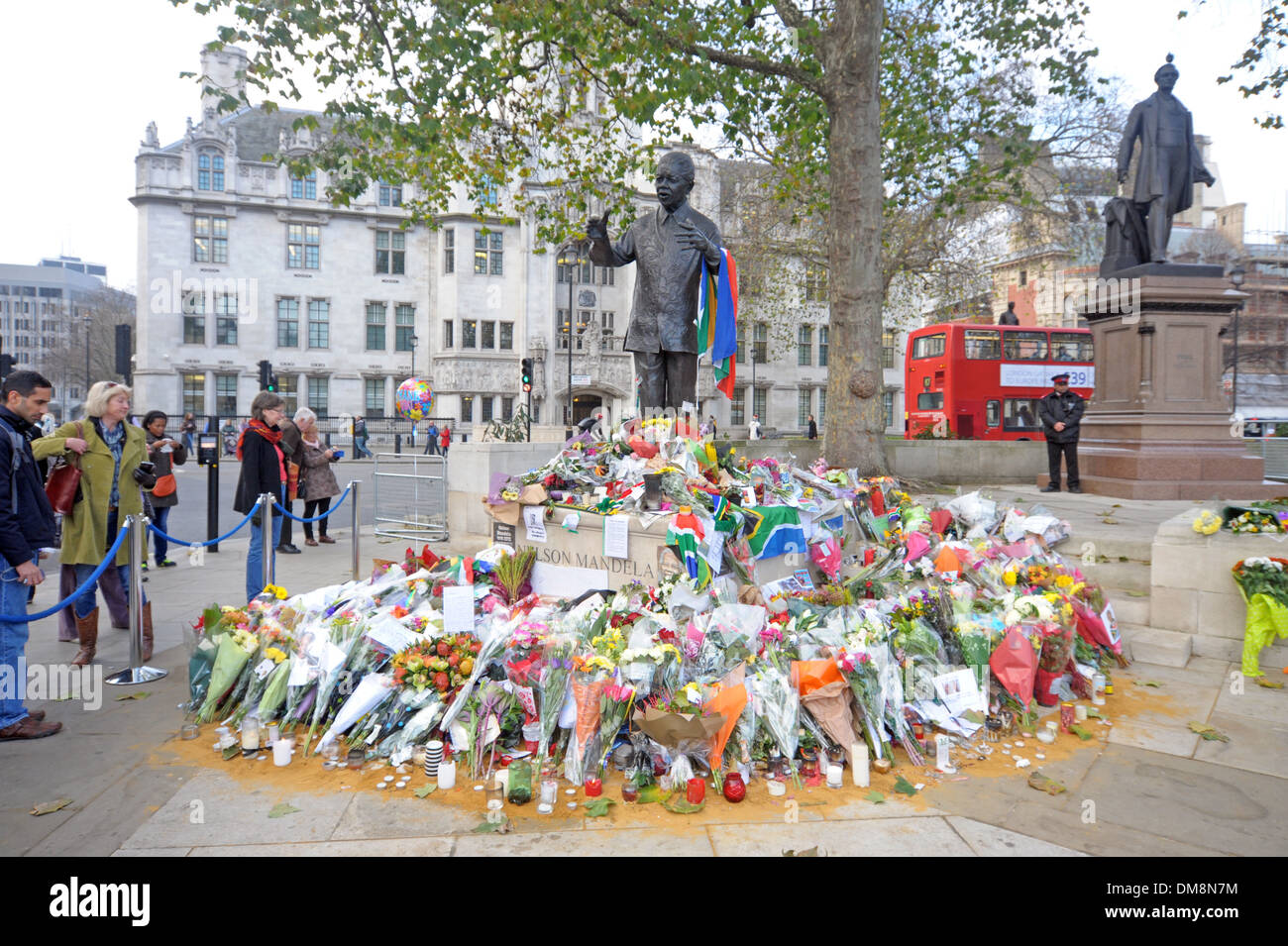 Nelson mandela london tributes hi-res stock photography and images - Alamy