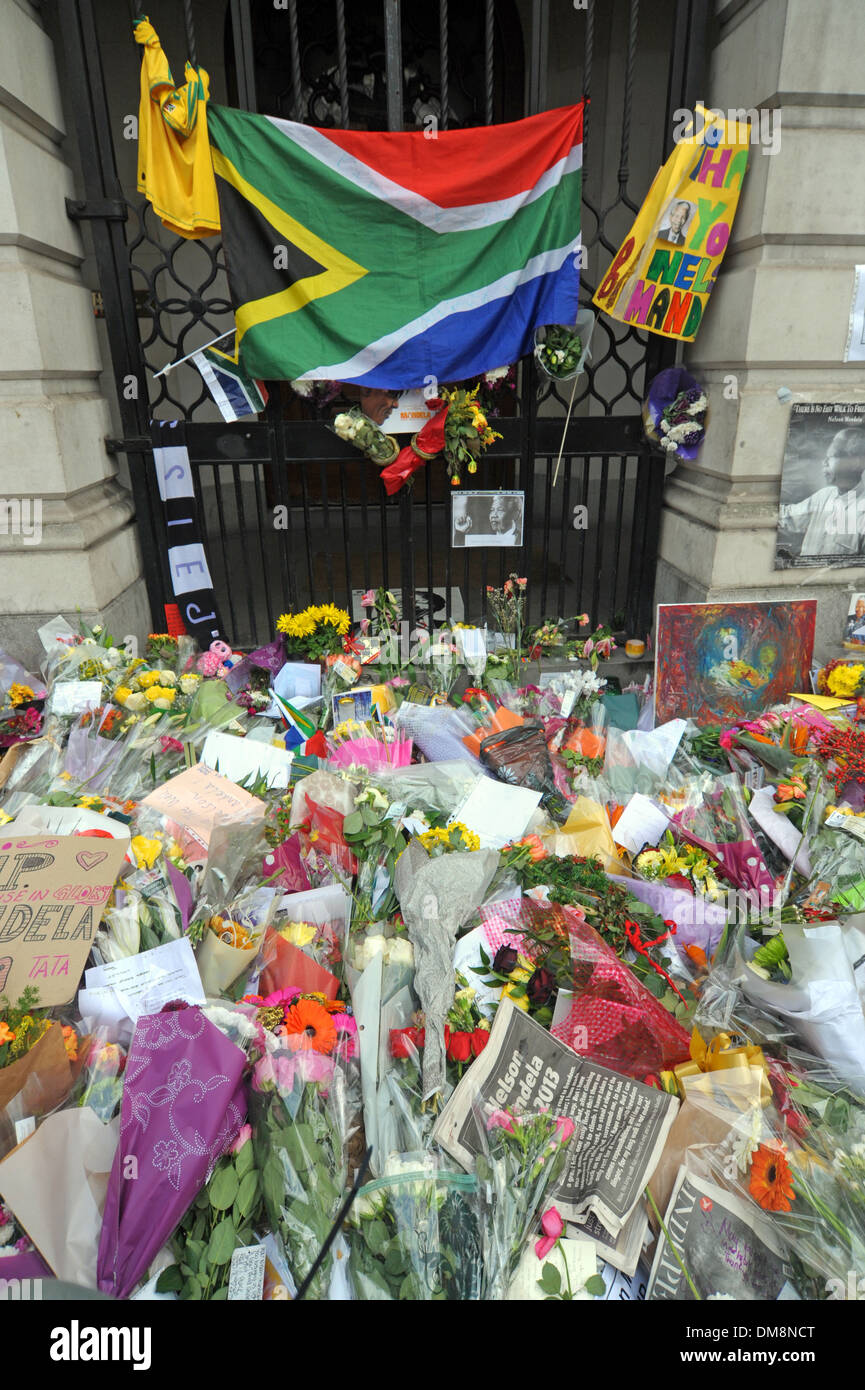 Nelson mandela tribute hi-res stock photography and images - Alamy