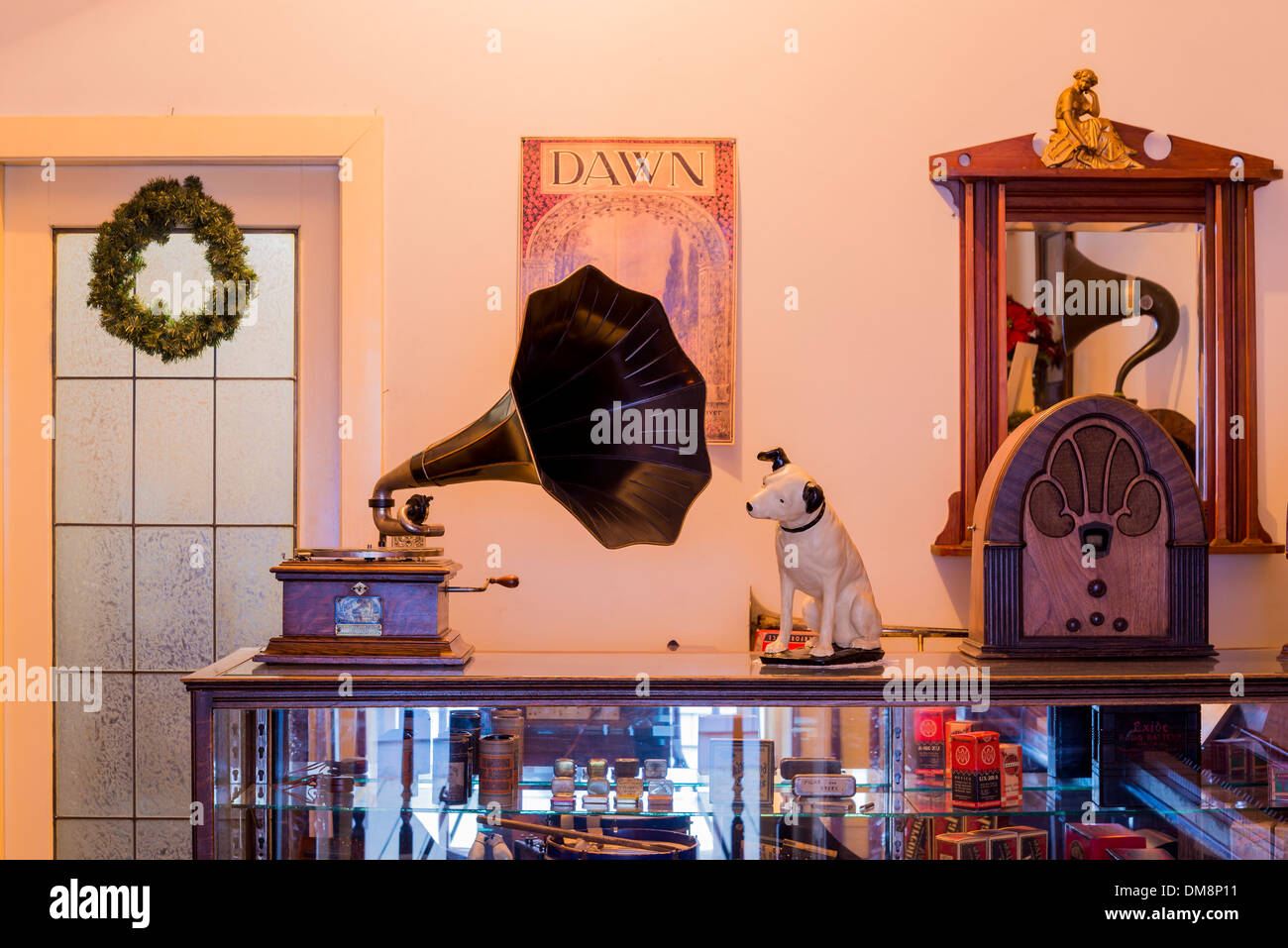 His master's voice dog hi-res stock photography and images - Alamy