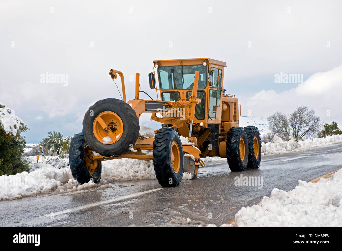 Tractor removing snow hi-res stock photography and images - Alamy