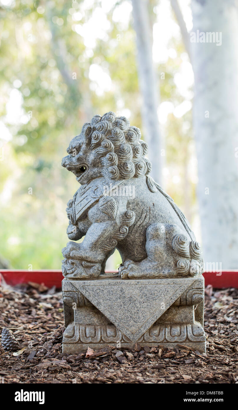 Stone lion statue hi-res stock photography and images - Alamy