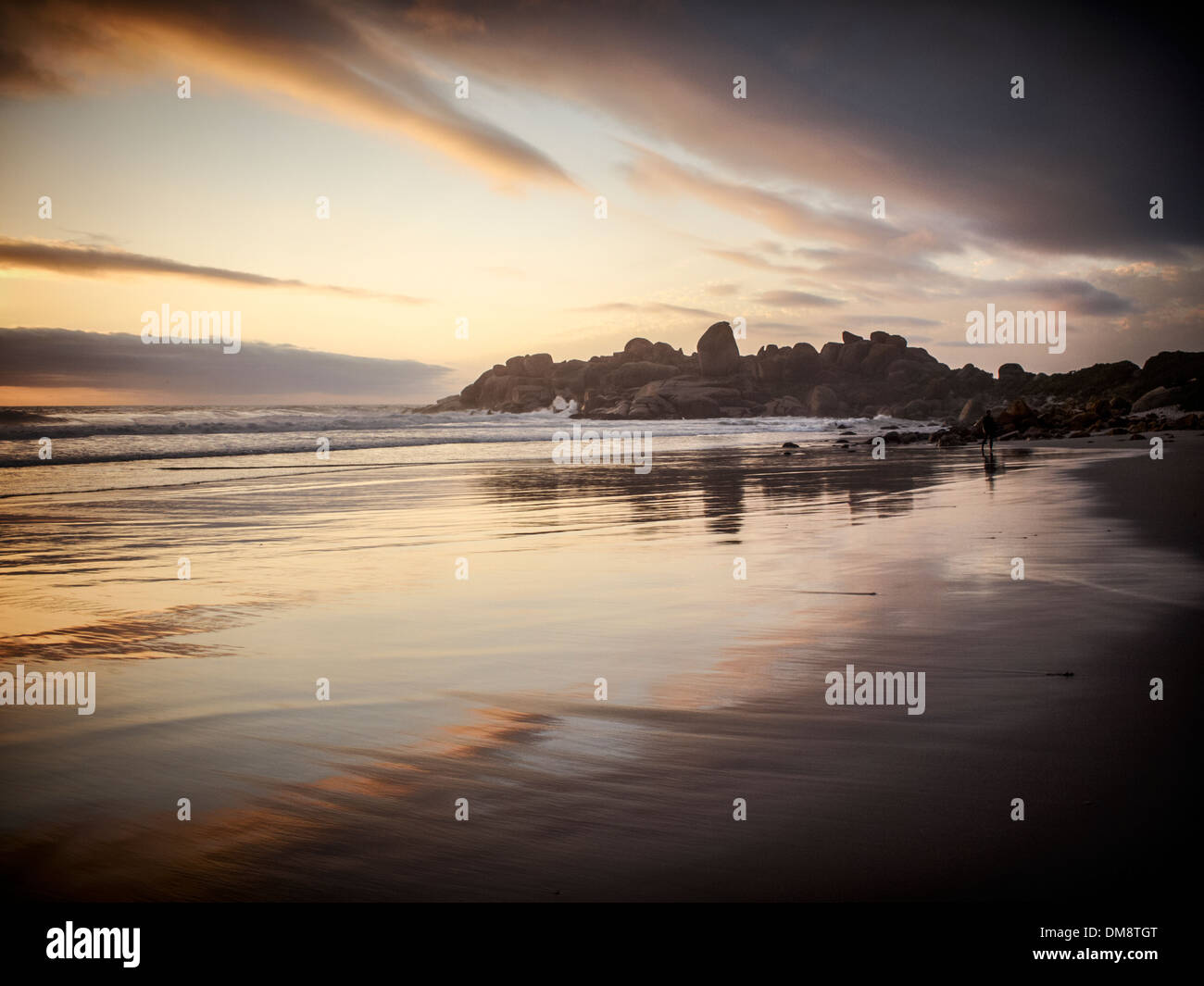 Ocean waves hitting rocks hi-res stock photography and images - Alamy