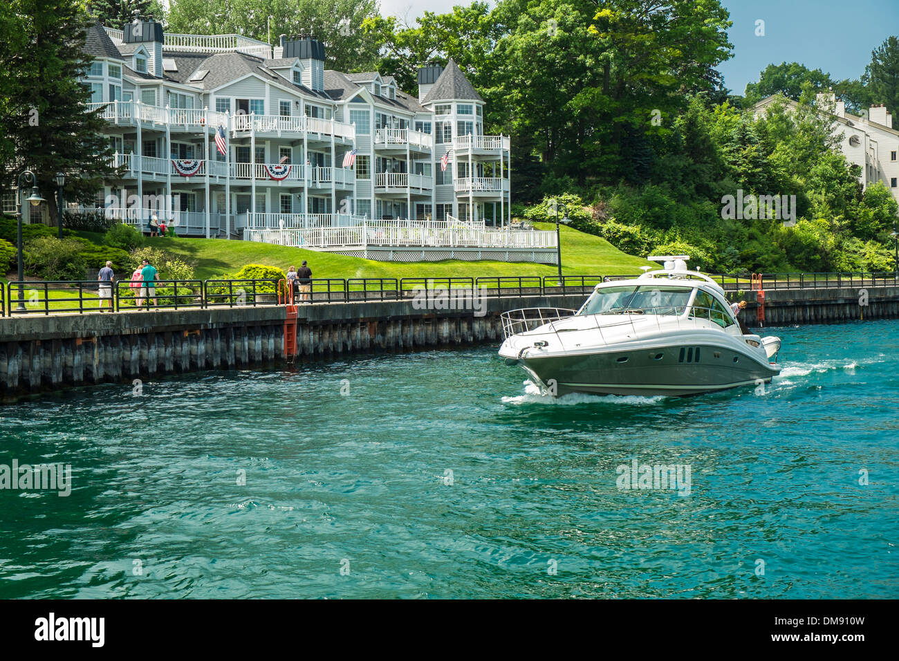 Small pleasure craft using the waterway connector between Lake Michigan ...