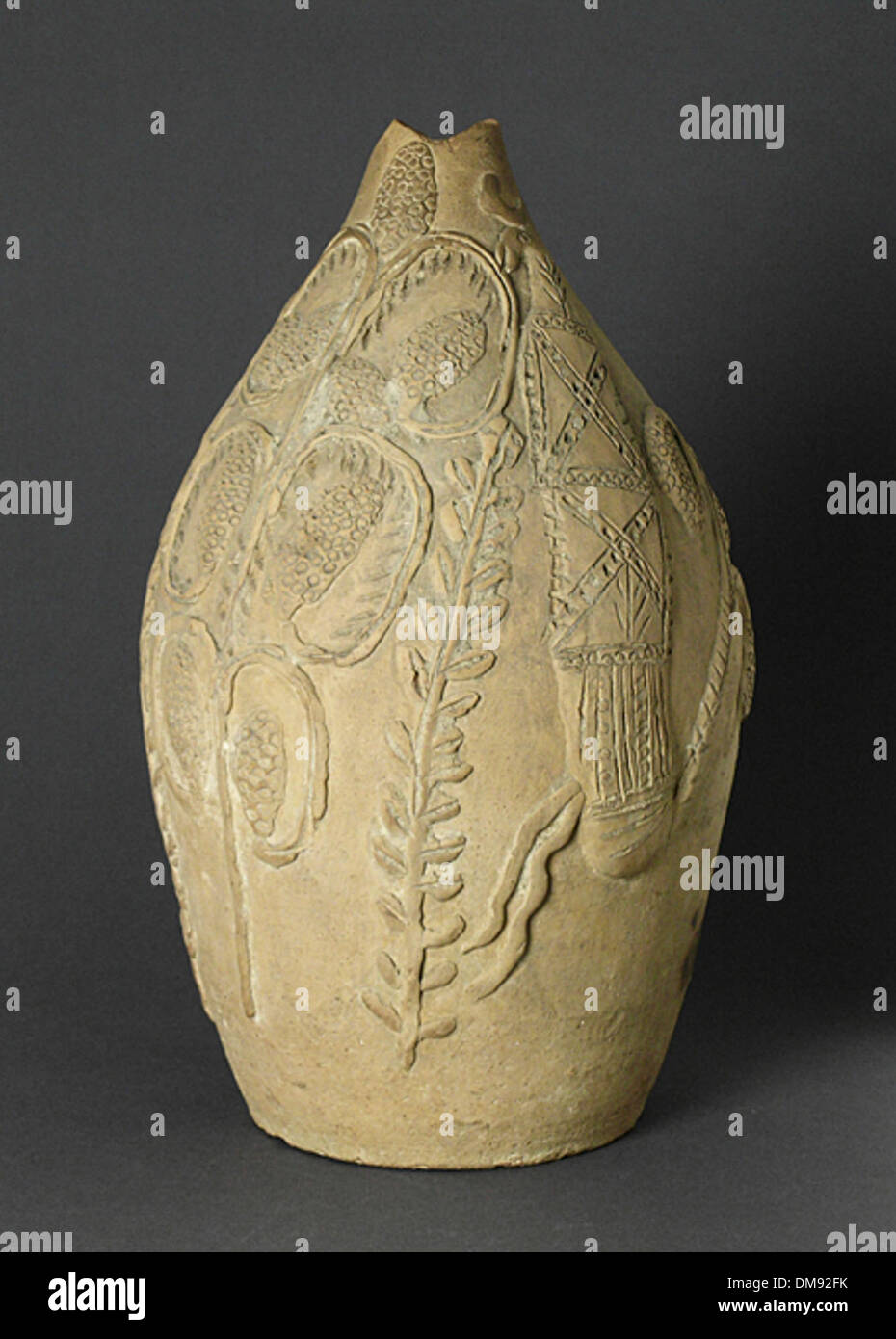 Ancient chinese vessel hi-res stock photography and images - Alamy