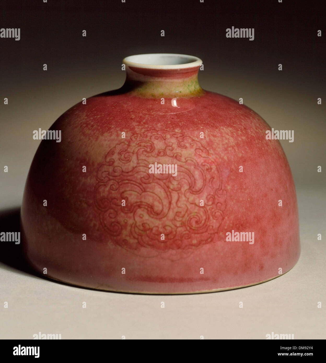 Dragon pot art hi-res stock photography and images - Alamy
