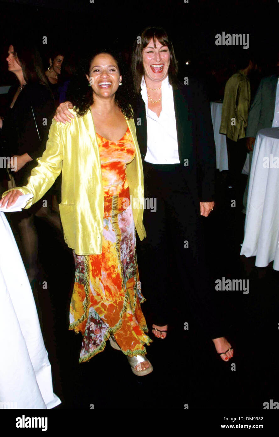 Sept. 29, 2002 - CA, USA - ANJELICA HUSTON AND DEBBIE ALLEN ..K26437MR ...