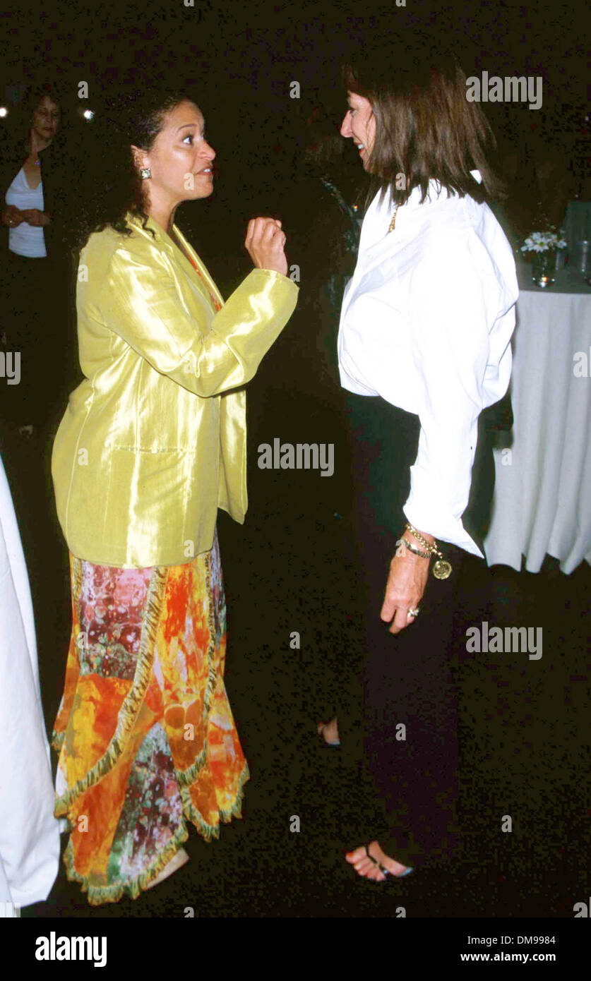 Sept. 29, 2002 - CA, USA - ANJELICA HUSTON AND DEBBIE ALLEN ..K26437MR ...