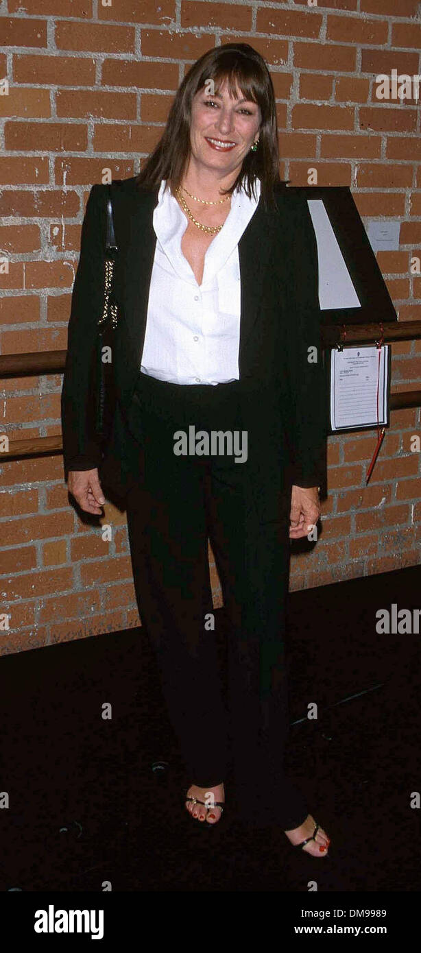 Sept. 29, 2002 - CA, USA - ANJELICA HUSTON ..K26437MR - PHOTOGRAPHY ...