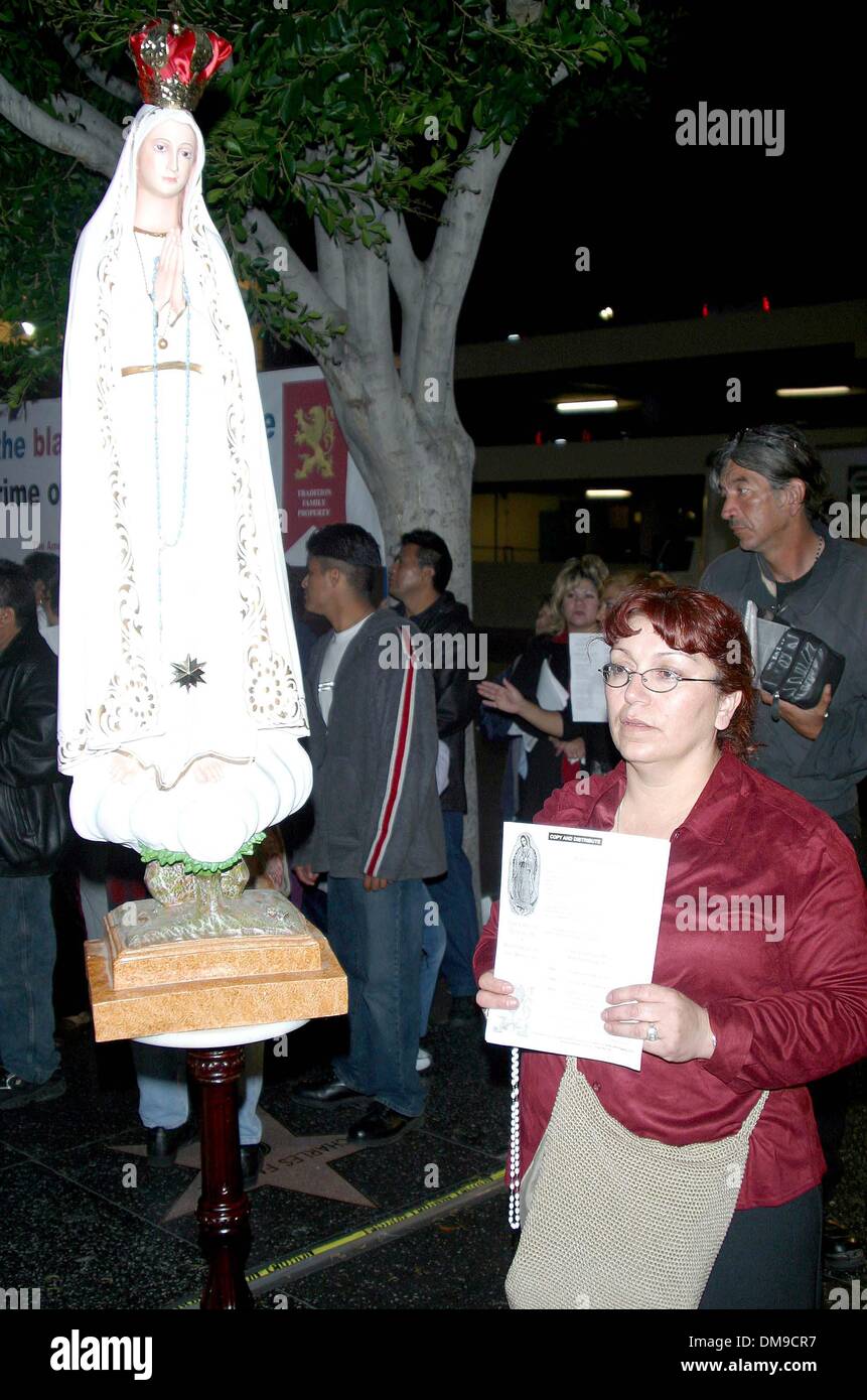 Nov. 14, 2002 - Hollywood, CALIFORNIA, USA - PROTESTERS ..K27142MR ...