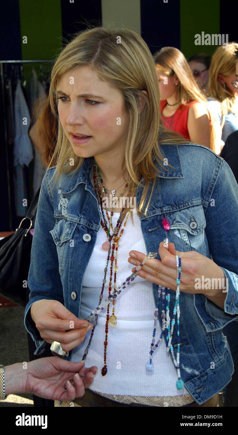 Nov. 16, 2002 - Westwood, CALIFORNIA, USA - SARAH CHALKE ..K27209MR 2ND ...