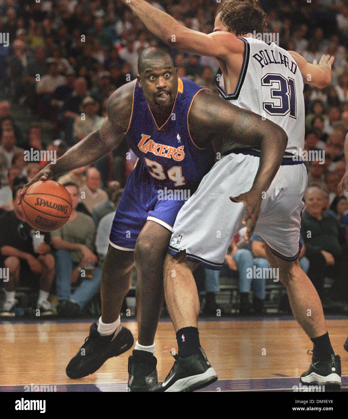 making his way to the basket Shaquille O'Neal goes around Scot Pollard ...