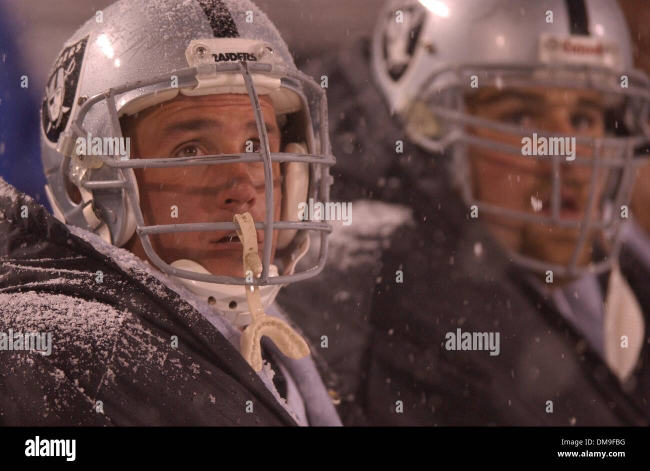 Steve Wisniewski looks up from the bench in the 4th quarter trying to ...