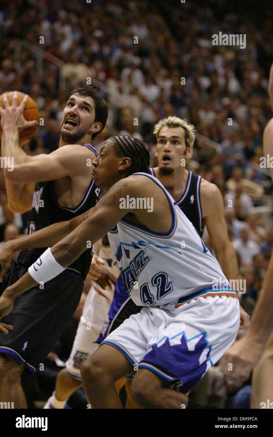 Kings forward Vlade Divac drives past Jazz Donyell Marshall in the ...
