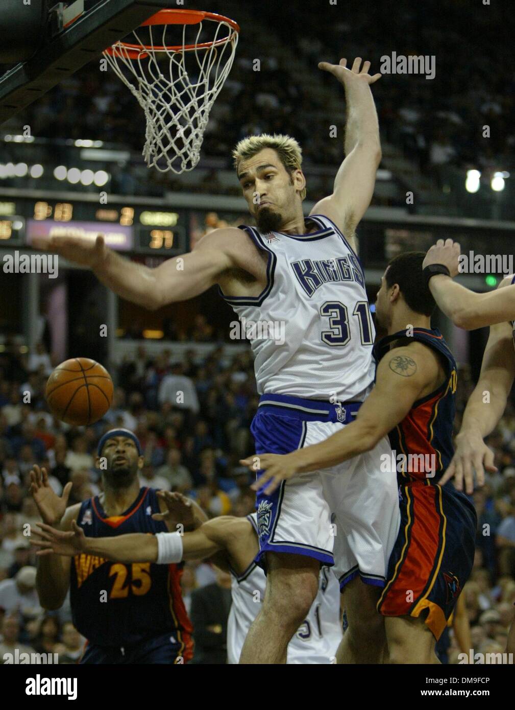 Scot Pollard battles underneath the Warriors basket stopping the drive ...