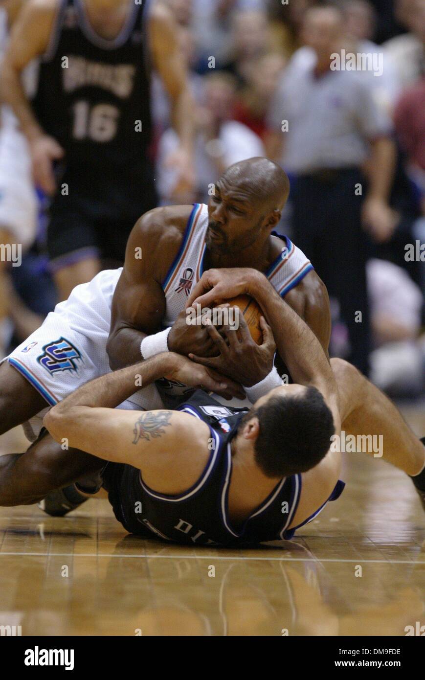Karl Malone and Vlade Divac wrestle fo a lose ball in the third quarter ...