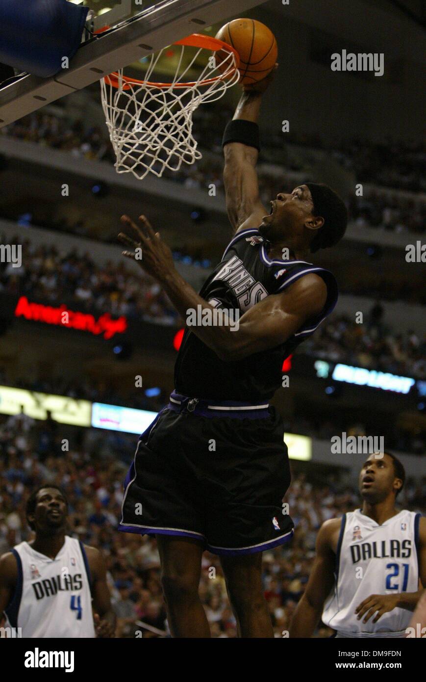 Kings forward Chris Webber finds himself alone under the basket in the ...