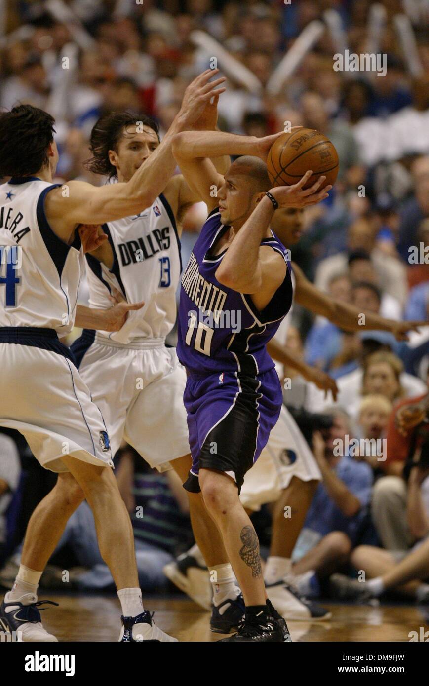 Mike Bibby attempts to make a pass in the second quarter while being ...