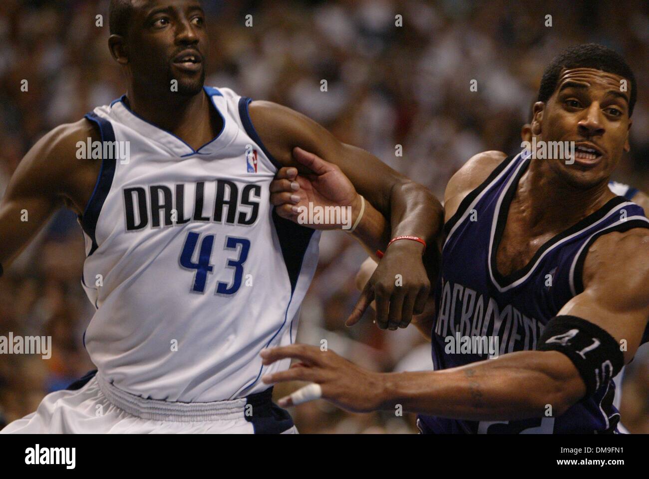 Jim Jackson tries to keep Walt Williams away from the basket in the 2nd ...