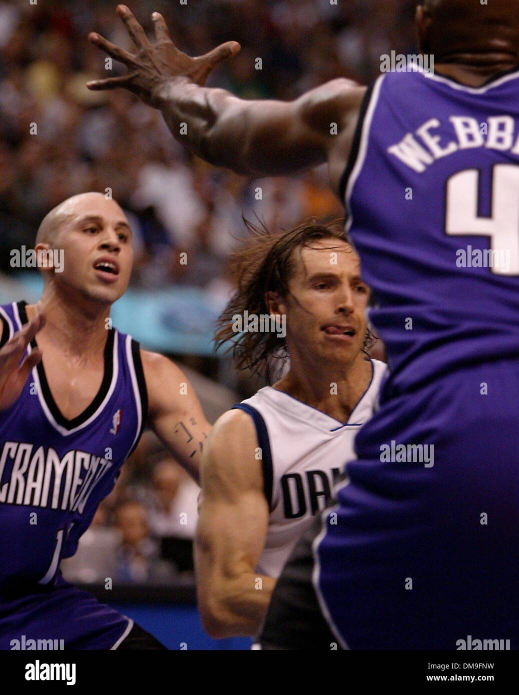 Steve Nash makes his way through defending Mike Bibby and Chris Webber ...