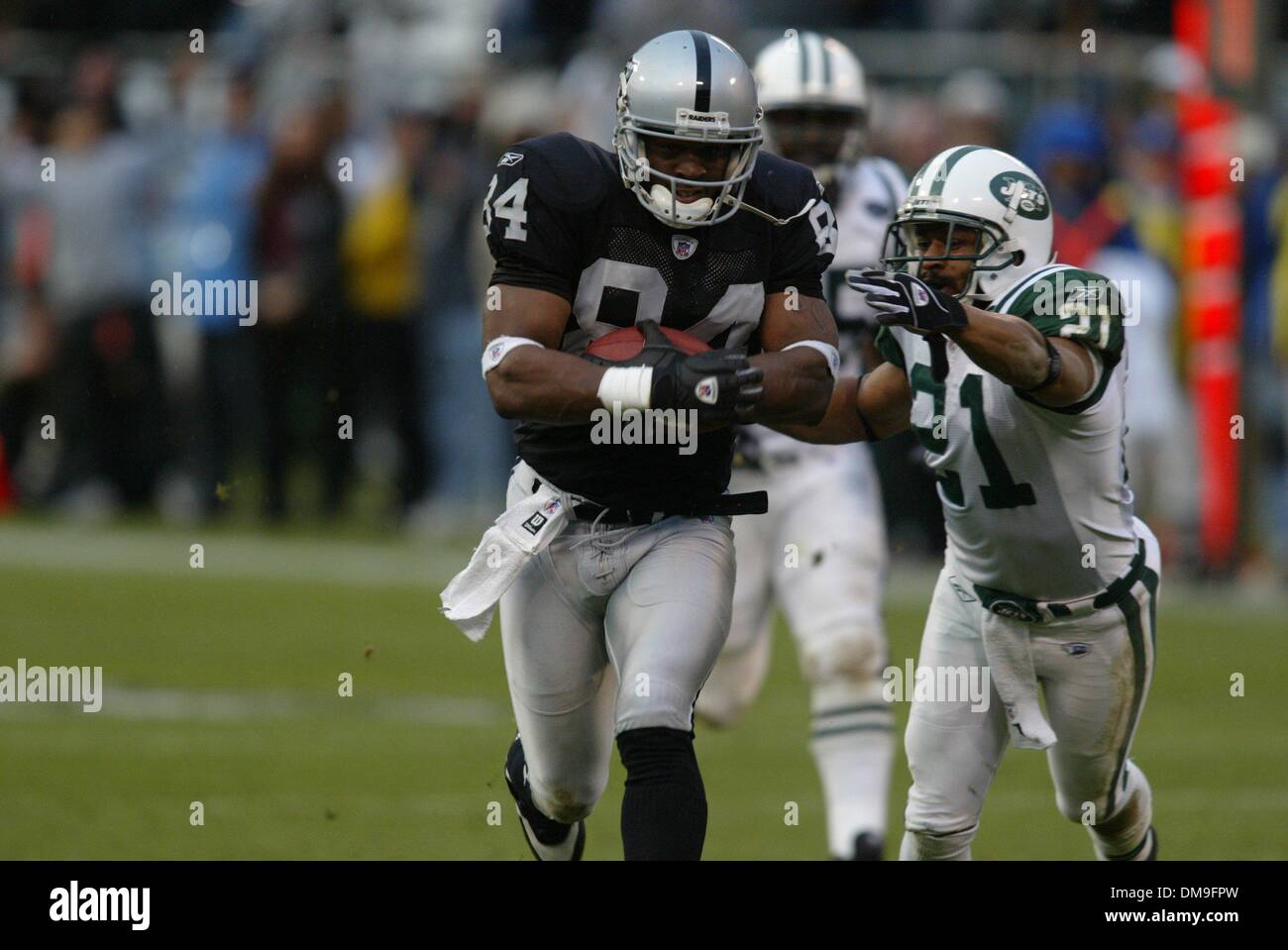 Raiders Jerry Porter run for long yardage past Jets Aaron Beasley in ...
