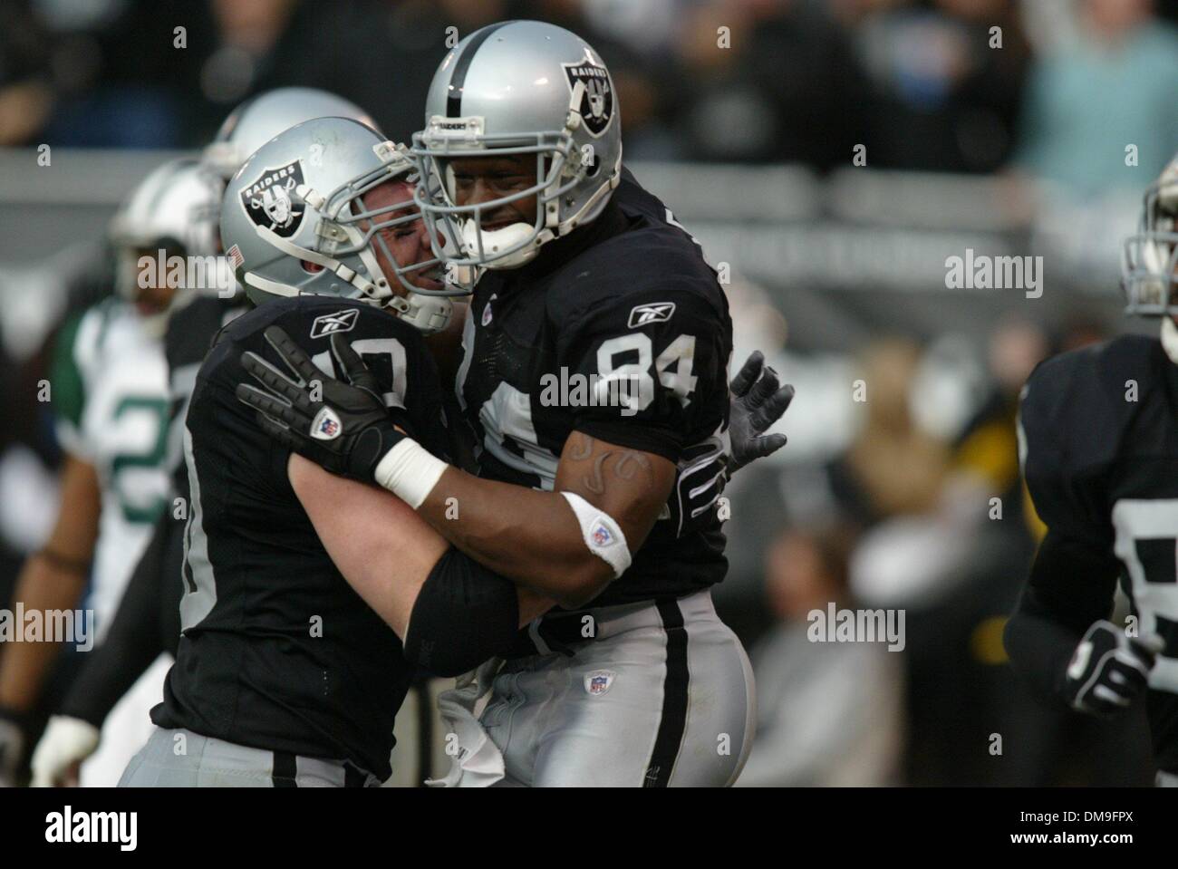 Raiders Jerry Porter celebrates a touch down with Jon Ritchie in the ...