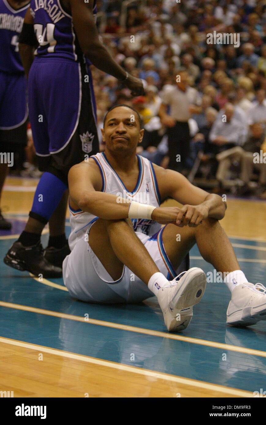 A puzzled Mark Jackson sits on the floor in the first quarter of game 3 ...